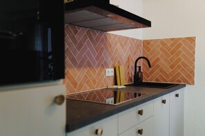 Suíte estúdio superior, várias camas, piscina particular | Cozinha privada | Geladeira, fogão, cooktop, lava-louças