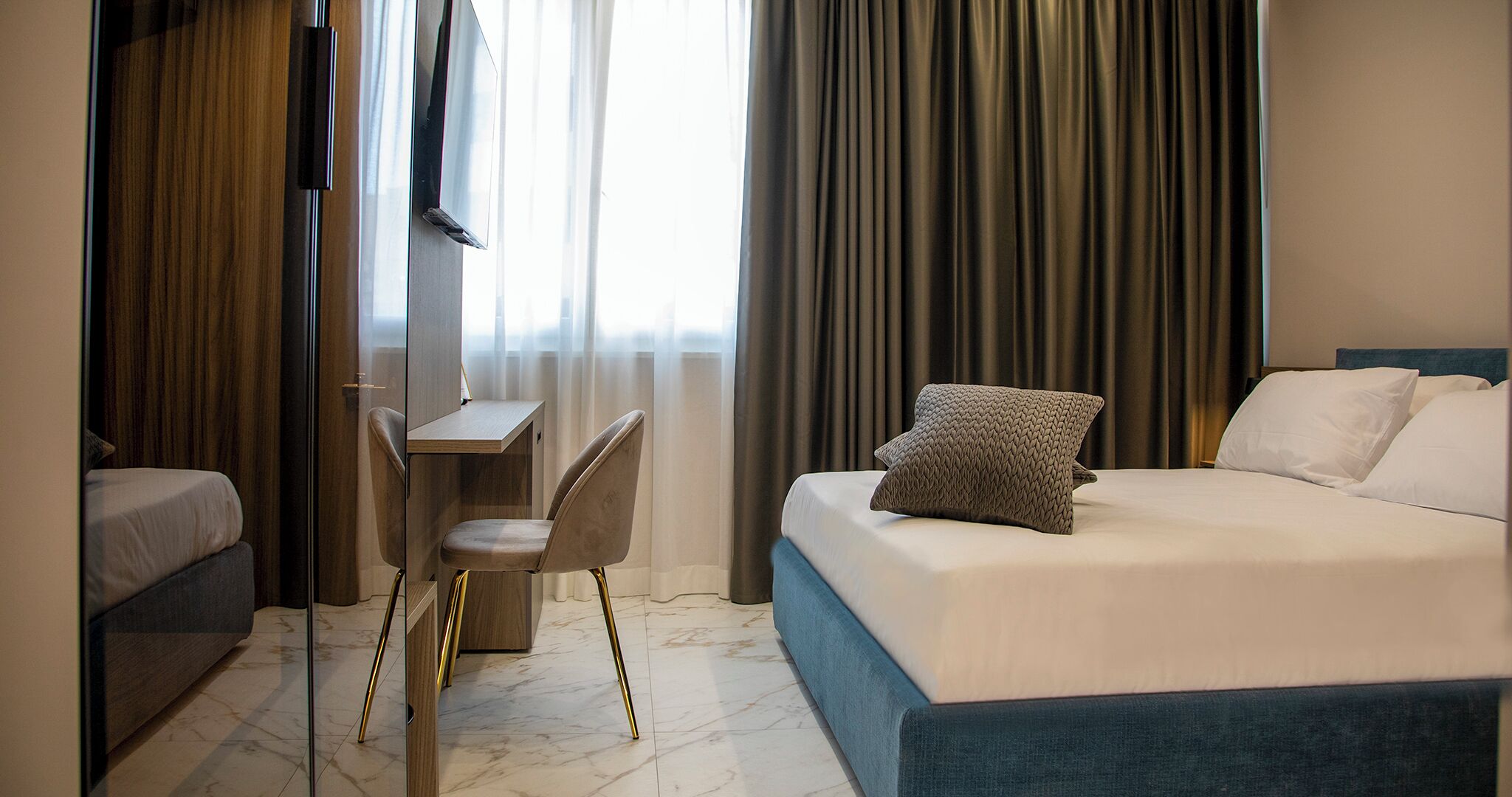 Quarto casal superior, banheiro privativo | Cofres nos quartos, escrivaninha, Wi-Fi de cortesia