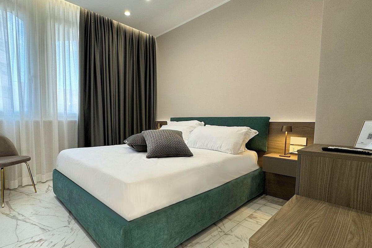 Quarto quádruplo luxo, banheiro privativo | Cofres nos quartos, escrivaninha, Wi-Fi de cortesia