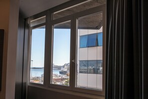 Quarto casal luxo, serviço de arrumação, vista parcial para o mar | Parte interna