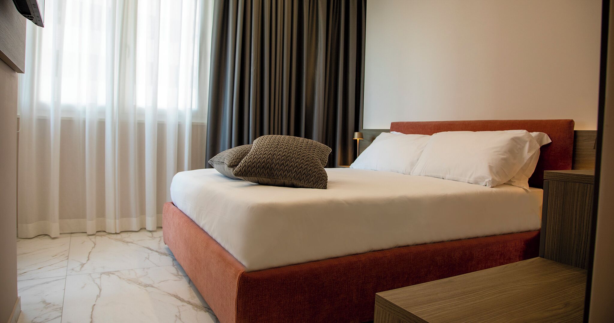 Quarto casal luxo, serviço de arrumação, vista parcial para o mar | Cofres nos quartos, escrivaninha, Wi-Fi de cortesia