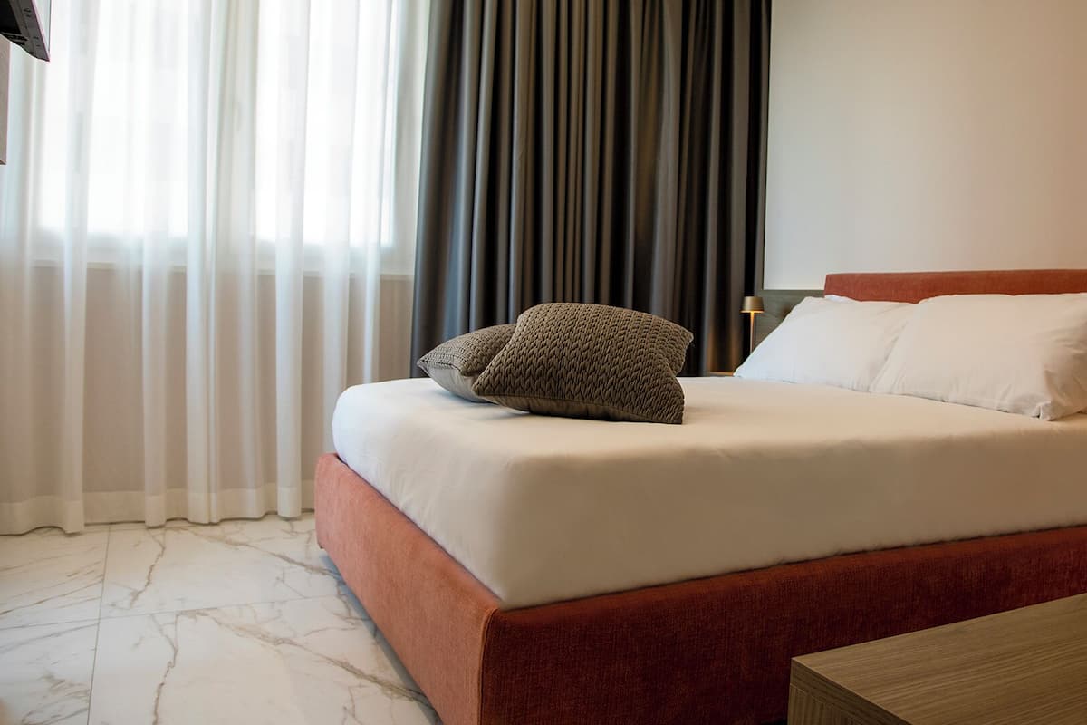 Quarto casal luxo, serviço de arrumação, vista parcial para o mar | Cofres nos quartos, escrivaninha, Wi-Fi de cortesia