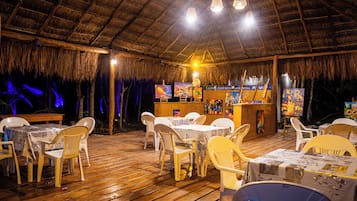 Bungalow Deluxe, vista para o jardim | Refeições ao ar livre