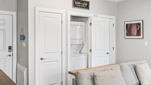 Apartamento em Condomínio Fechado, 2 camas queen-size, varanda (Hidden Lake Condominiums 314) | Lavandaria