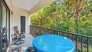 Apartamento em Condomínio Fechado, 2 camas queen-size, varanda (Hidden Lake Condominiums 314) | Vista do quarto