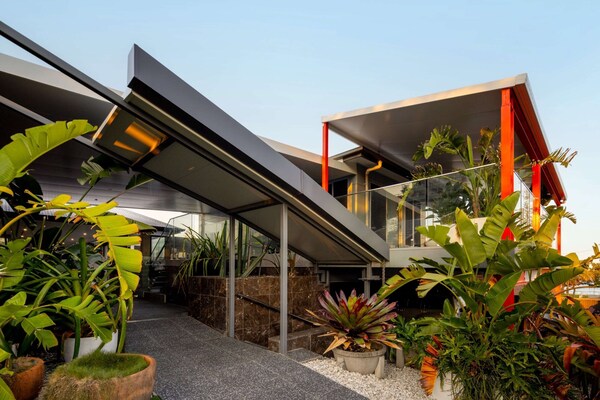 Striking Luxury Home With Garden & Bbq - Margate, Australia