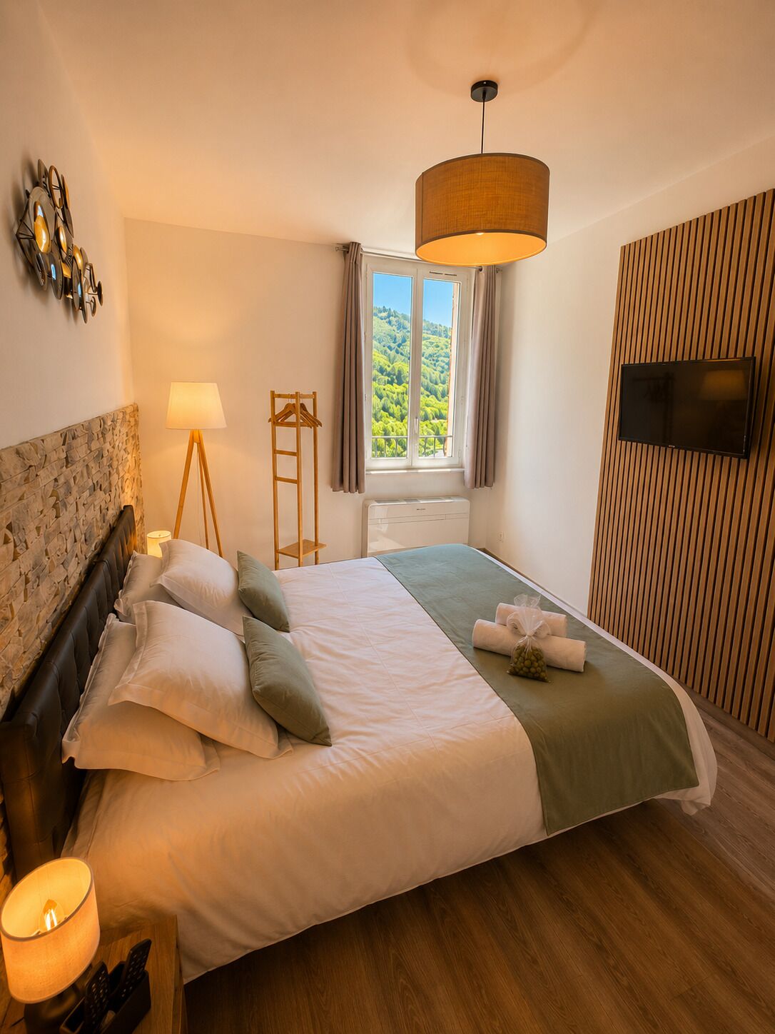 Roupas de cama premium, cortinas blackout, Wi-Fi de cortesia