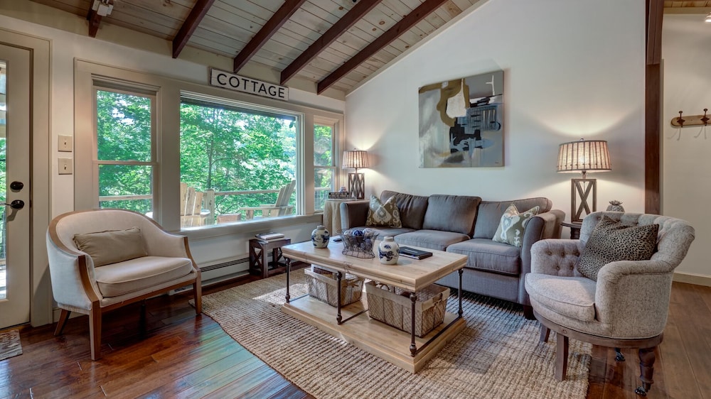 Mountain Laurel Tree House - Highlands, NC