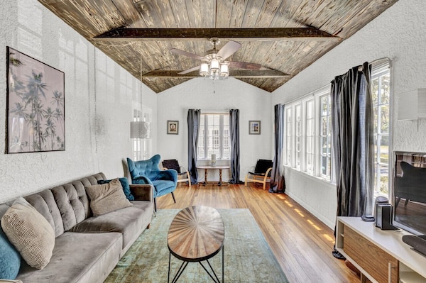 Spanish Beach Bungalow Mainhouse - Daytona Beach