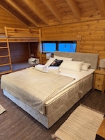 Quarto Quádruplo Comfort, várias camas, varanda | Cortinas/cortinados opacos, Wi-fi grátis 