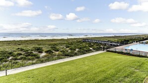 Um imóvel à beira-mar com piscina, um caminho para passear e vista para o oceano.
