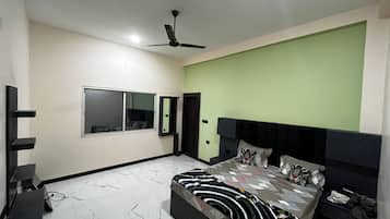 Quarto casal ou duplo conforto, vista para a cidade | Escrivaninha, espaço de trabalho para notebook, Wi-Fi de cortesia