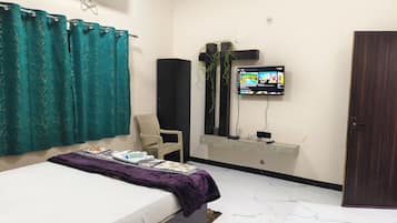 Quarto casal ou duplo luxo, vista para a cidade | Escrivaninha, espaço de trabalho para notebook, Wi-Fi de cortesia