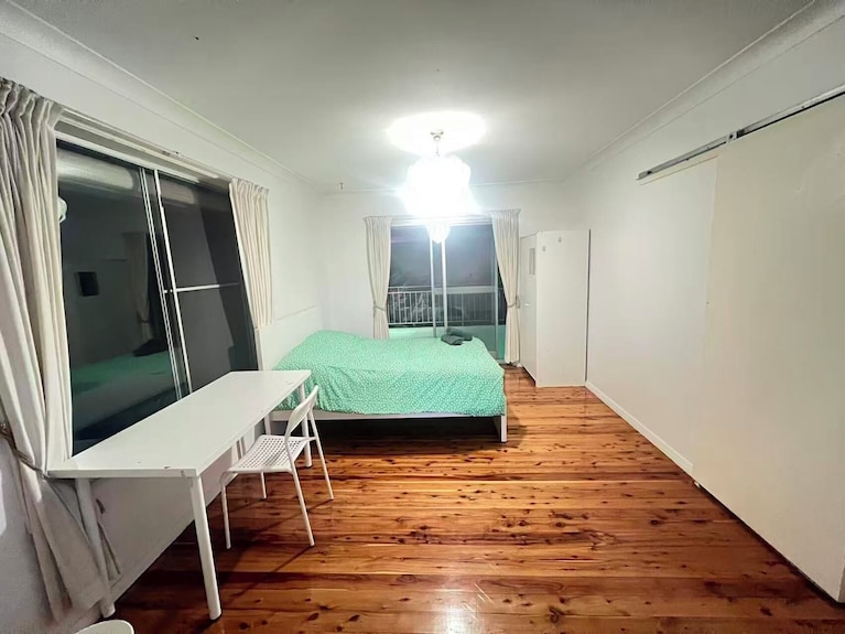 3 Mins Driving To Macquarie Park And 9 Mins Walking To Bus Station. - 歌頓