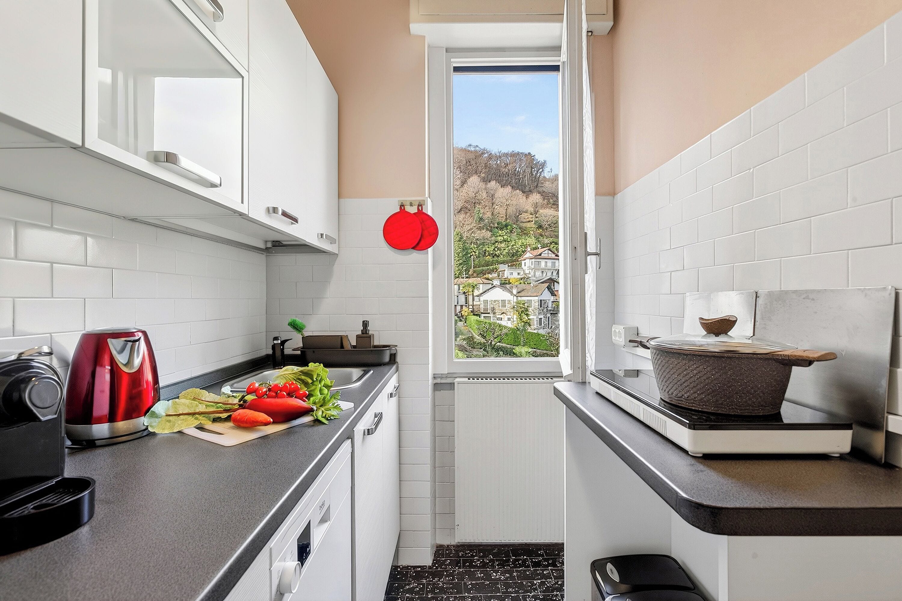 Apartamento Lua de Mel, vários quartos, junto à montanha (La Caravella Stresa Lake View) | Cozinha privada | Um frigorífico, um micro-ondas, uma placa de cozinha 