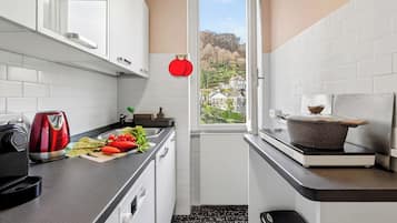 Apartamento Lua de Mel, vários quartos, junto à montanha (La Caravella Stresa Lake View) | Cozinha privada | Um frigorífico, um micro-ondas, uma placa de cozinha