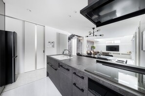 Um micro-ondas, uma placa de cozinha, uma panela elétrica de arroz 