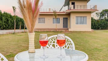 Villa, vista para o jardim | Refeições ao ar livre