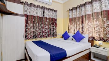 Quarto casal standard | Espaço de trabalho para notebook, Wi-Fi de cortesia