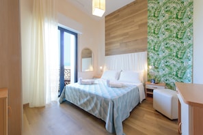 Quarto casal, sacada, vista para o mar | Cofres nos quartos, escrivaninha, espaço de trabalho para notebook