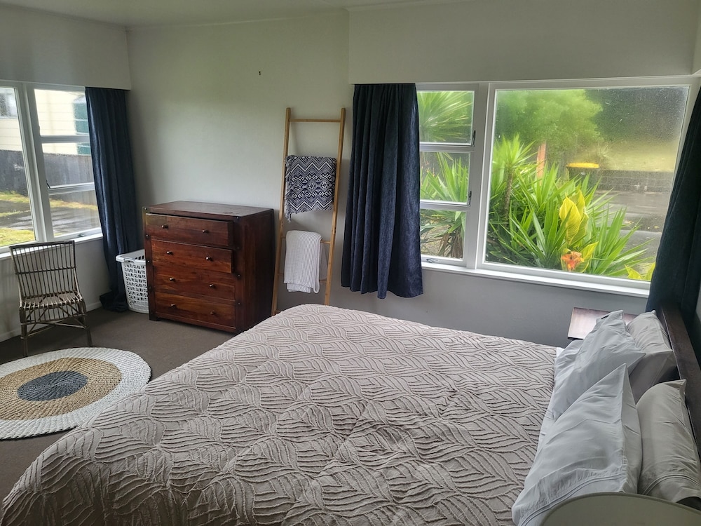 5 minutes to the beach! Comfortable Bach, next to the beach access ...