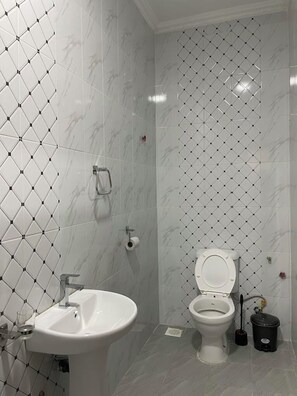 Quarto solteiro luxo | Banheiro | Chuveiro, produtos de toalete grátis, chinelos, toalhas de banho