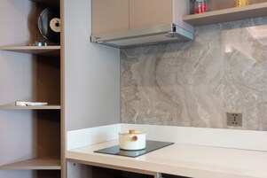 Um frigorífico, um micro-ondas, uma placa de cozinha 