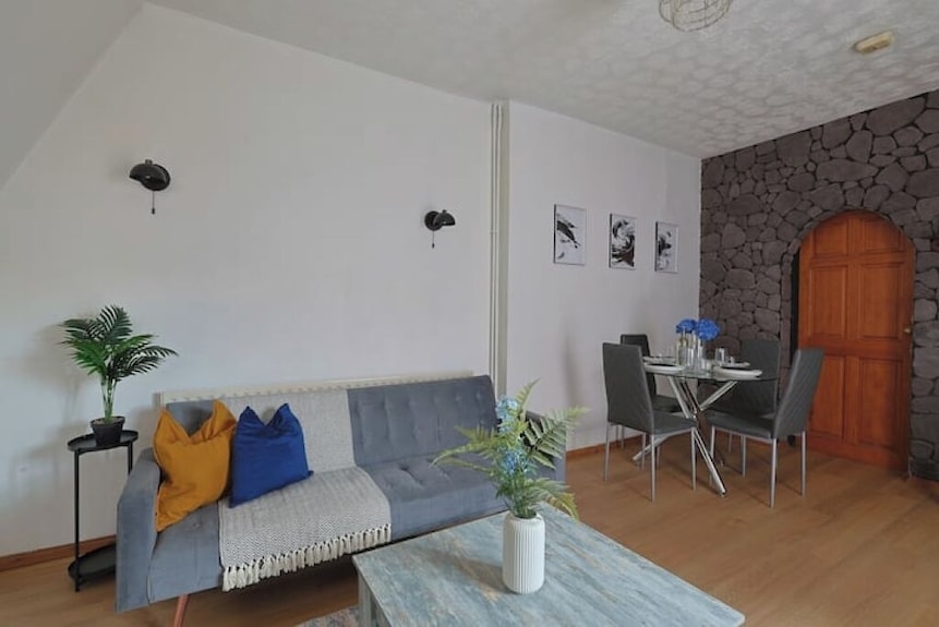 Two Bedroom House In Luton - Luton