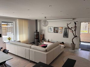 Casa, 3 quartos, fumadores, varanda | Sala | Livros 