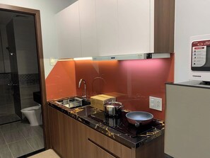 Estúdio Deluxe | Cozinha privada | Um frigorífico, um micro-ondas, uma placa de cozinha, Rolo de cozinha 