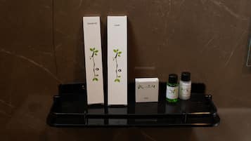 Quarto Individual Deluxe, Vista para a cidade | Comodidades da casa de banho | Um polibã, toalhas fornecidas, sabão, champô