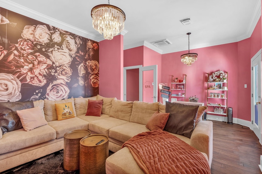 Welcome To The Ultimate Barbie Dream Suite, Your Private 3br Retreat Steps From The French Quarter. Enjoy Playful Luxury With A King Bed, Two Queens, Sofa Bed, Balconies, And Exclusive Access To A Hot Tub And Sauna. - Louisiana