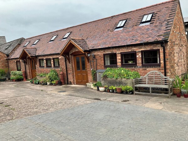 Cottage In Nuneaton - Sleeps 2 - Parking - Garden - Staffordshire