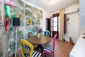 Apartamento Familiar, 2 quartos, vista para o pátio, junto ao pátio | Sala de estar | TV de ecrã plano 