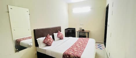 Quarto Duplo Deluxe, varanda | Secretária, Wi-fi grátis, roupa de cama fornecida