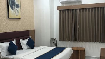 Quarto Duplo Deluxe, Vista para a cidade | Secretária adequada para computadores portáteis, ferro/tábua de engomar