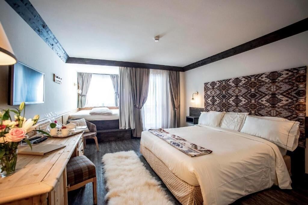 Quarto Triplo Standard, varanda, vista para a montanha | Cofre no quarto, secretária, Wi-fi grátis 