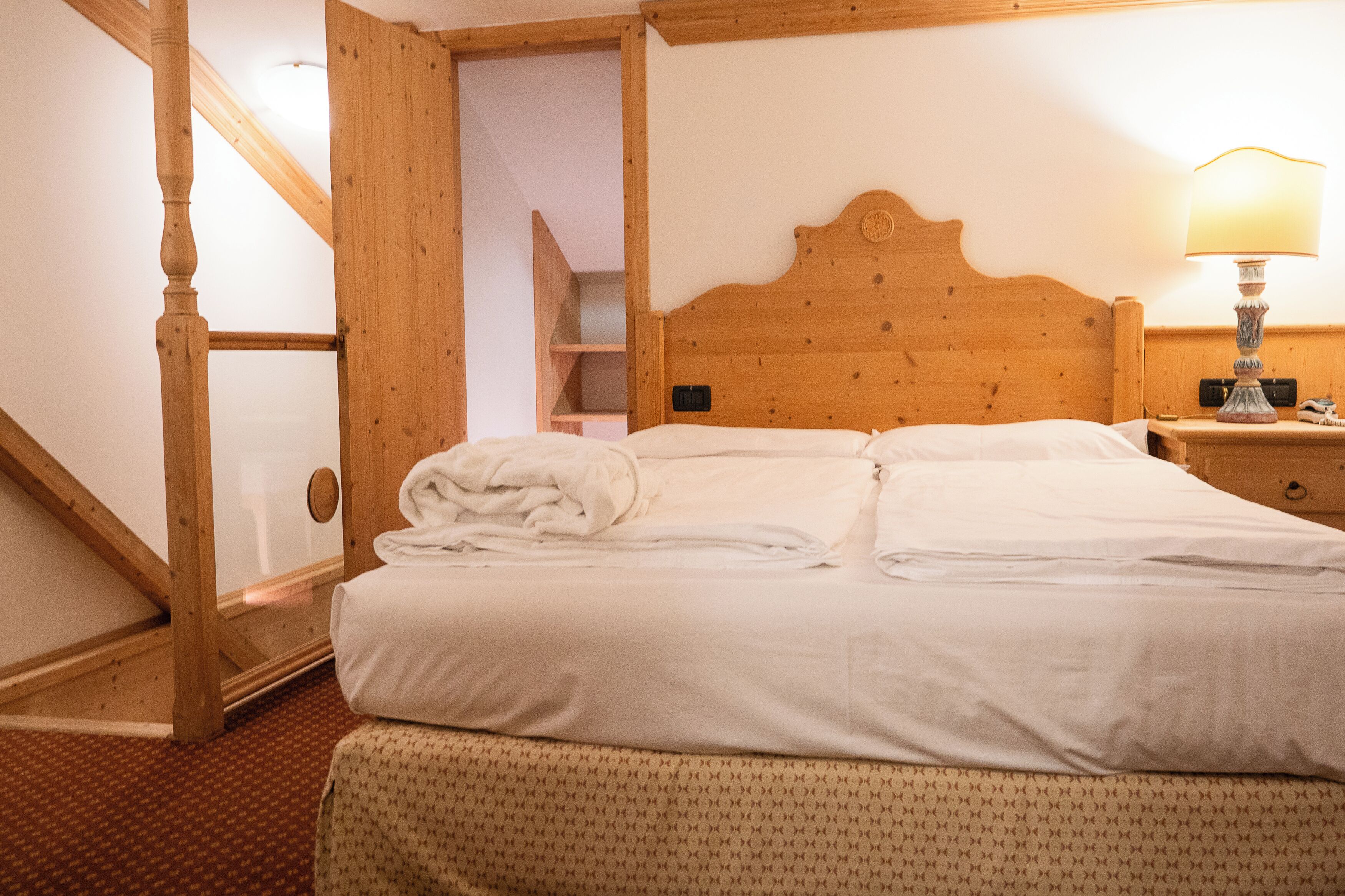 Quarto Quádruplo Premium, varanda, vista para a montanha | Cofre no quarto, secretária, Wi-fi grátis 