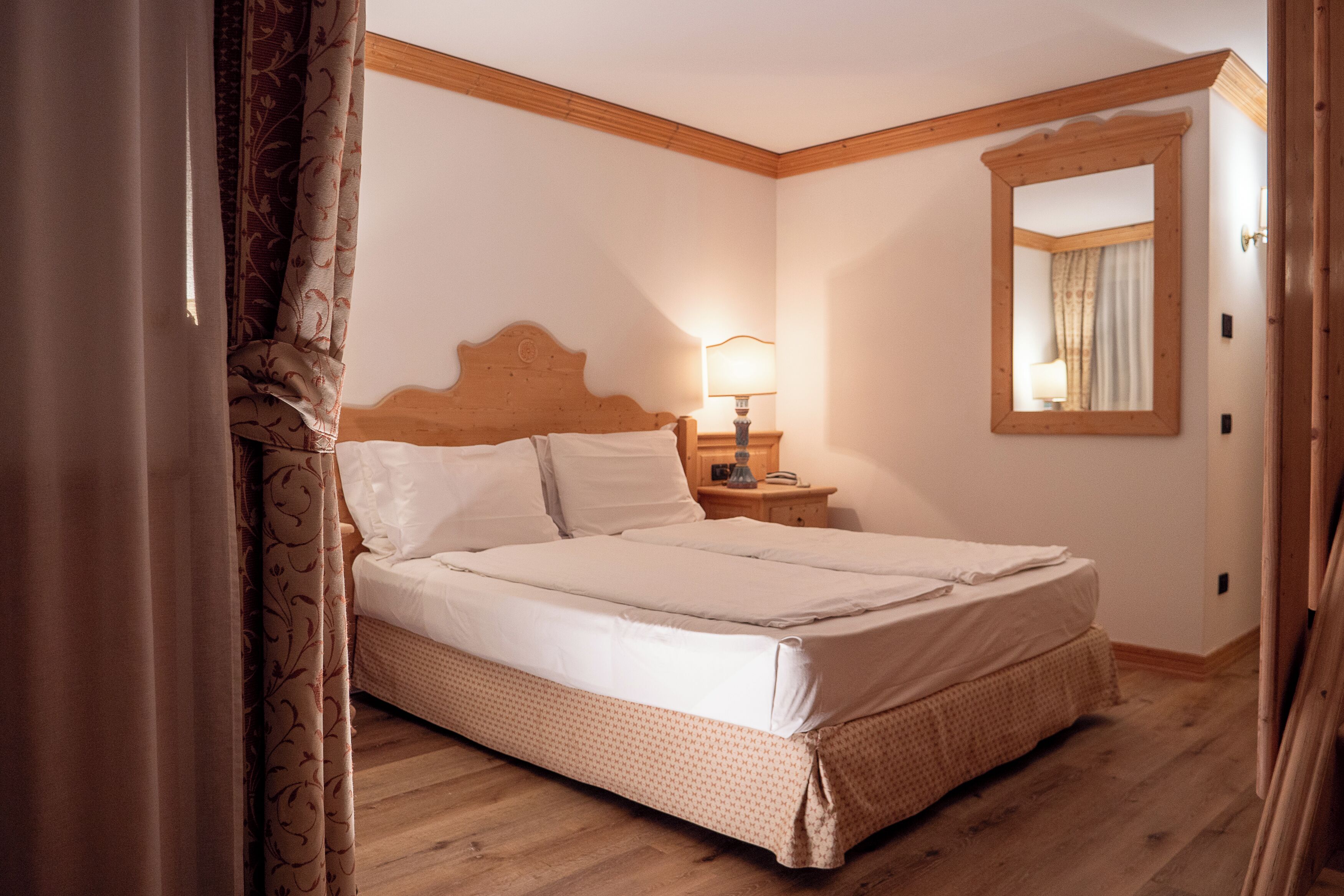 Quarto Quádruplo Premium, varanda, vista para a montanha | Cofre no quarto, secretária, Wi-fi grátis 