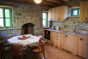 Casa Tradicional, vista para o jardim | Cozinha privada | Minifrigorífico, um micro-ondas, utensílios de cozinha