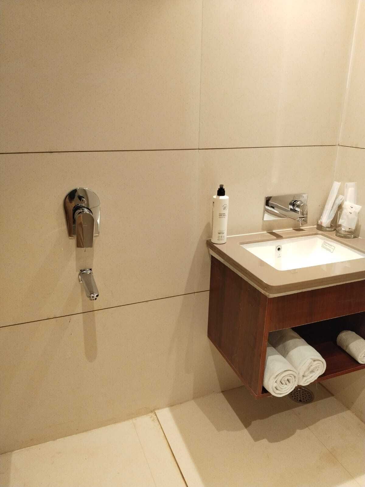 Quarto casal superior | Banheiro | Chinelos 