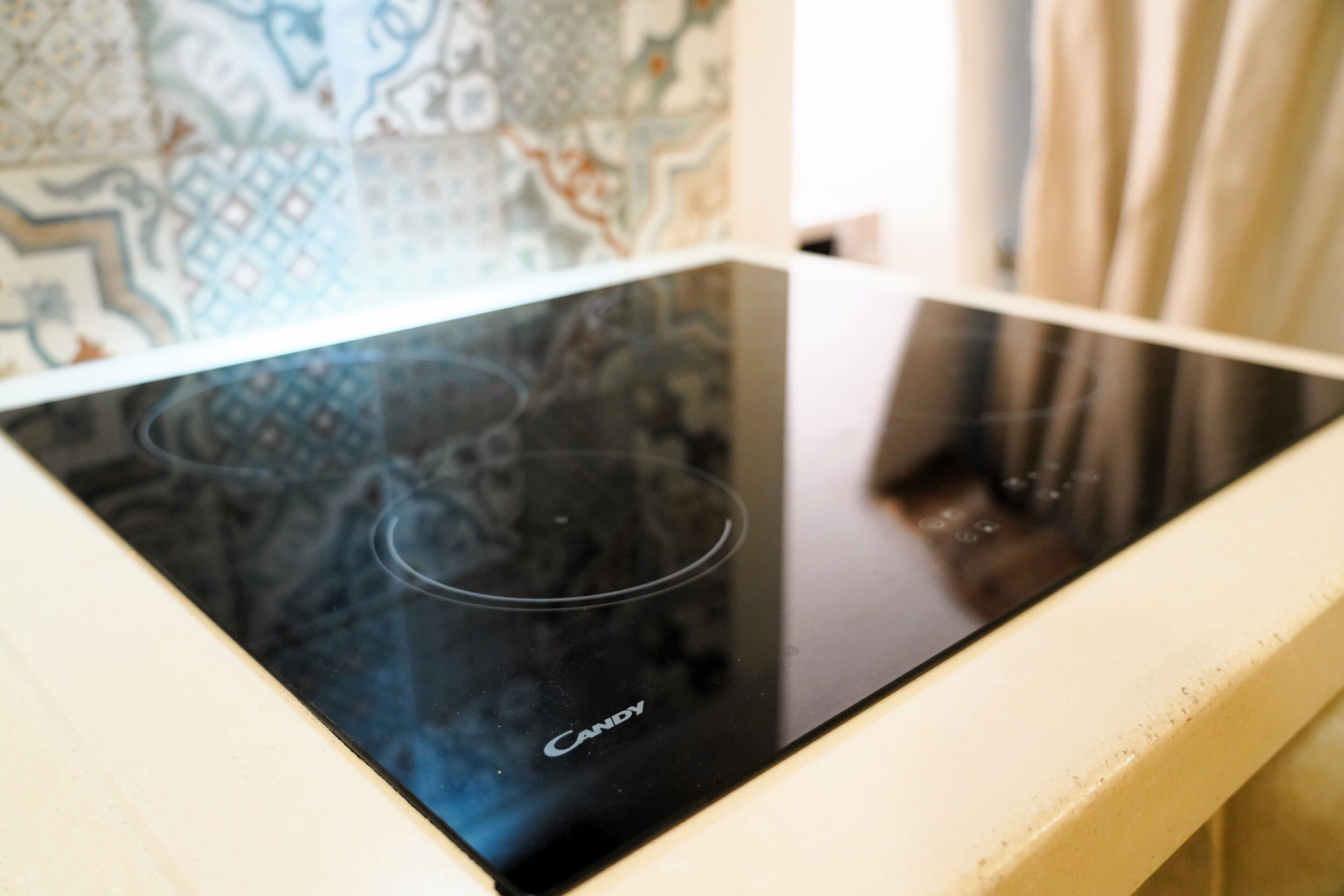 Casa superior, 1 cama Queen, banheiro privativo, vista para a cidade | Cozinha privada | Geladeira, fogão, cooktop, cadeirão de bebê