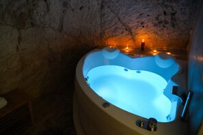 Casa superior, 1 cama Queen, banheiro privativo, vista para a cidade | Banheira de hidromassagem particular