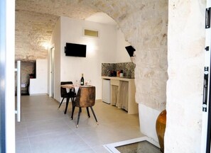 Casa superior, 1 cama Queen, banheiro privativo, vista para a cidade | Banheira de hidromassagem particular