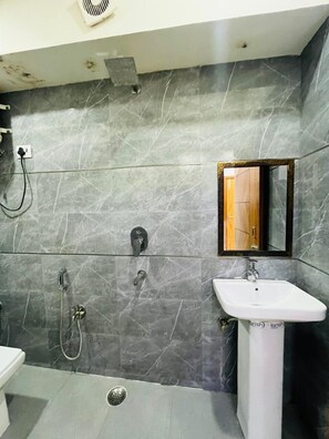 Quarto Duplo Deluxe, varanda | Casa de banho | Um polibã, toalhas fornecidas, sabão, papel higiénico 