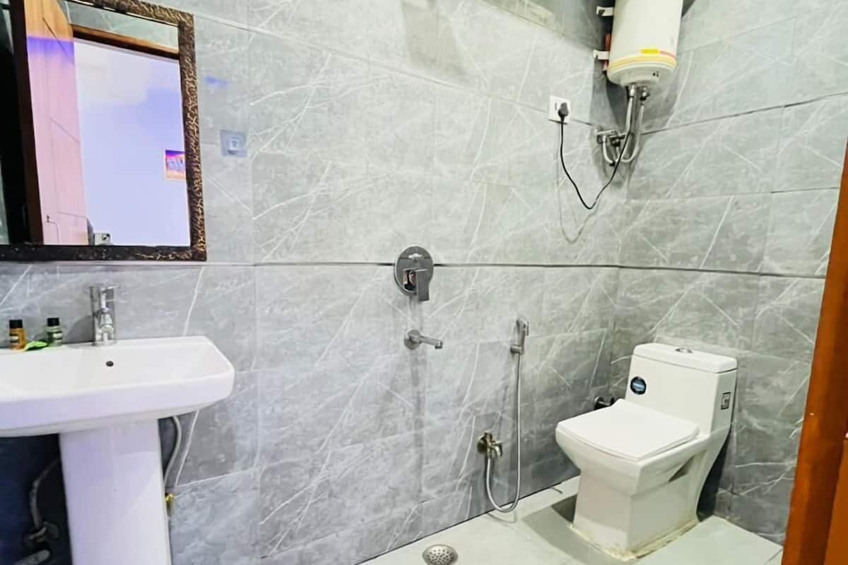 Quarto Duplo Deluxe, varanda | Casa de banho | Um polibã, toalhas fornecidas, sabão, papel higiénico