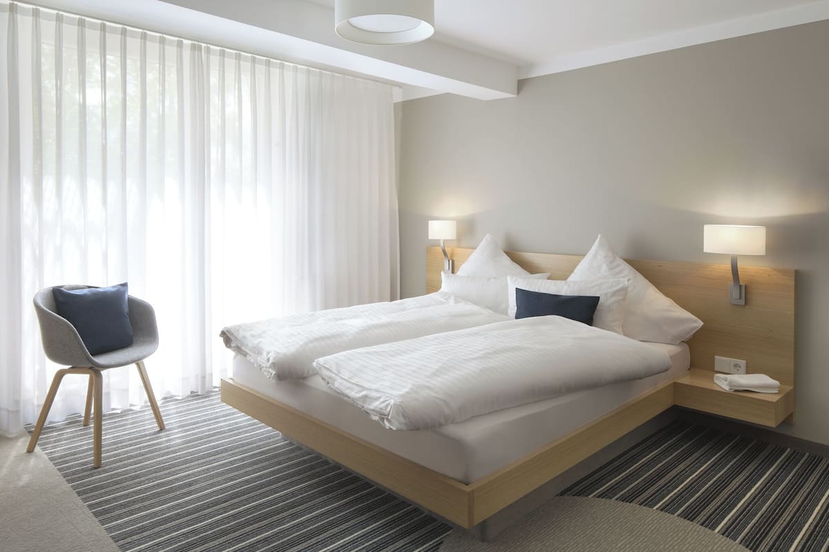 Quarto casal conforto | Roupas de cama premium, edredons de pluma, frigobar, cofres nos quartos