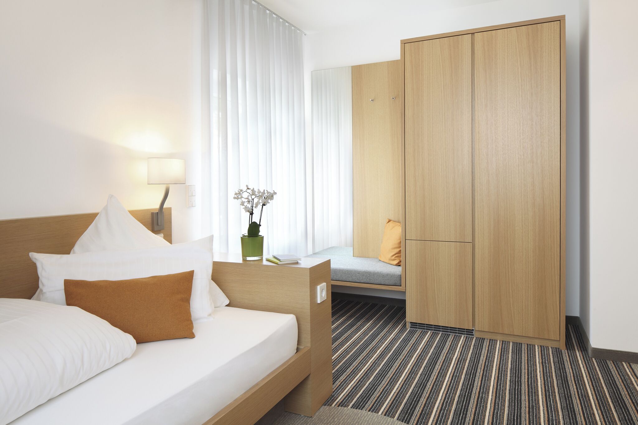 Quarto solteiro conforto | Roupas de cama premium, edredons de pluma, frigobar, cofres nos quartos