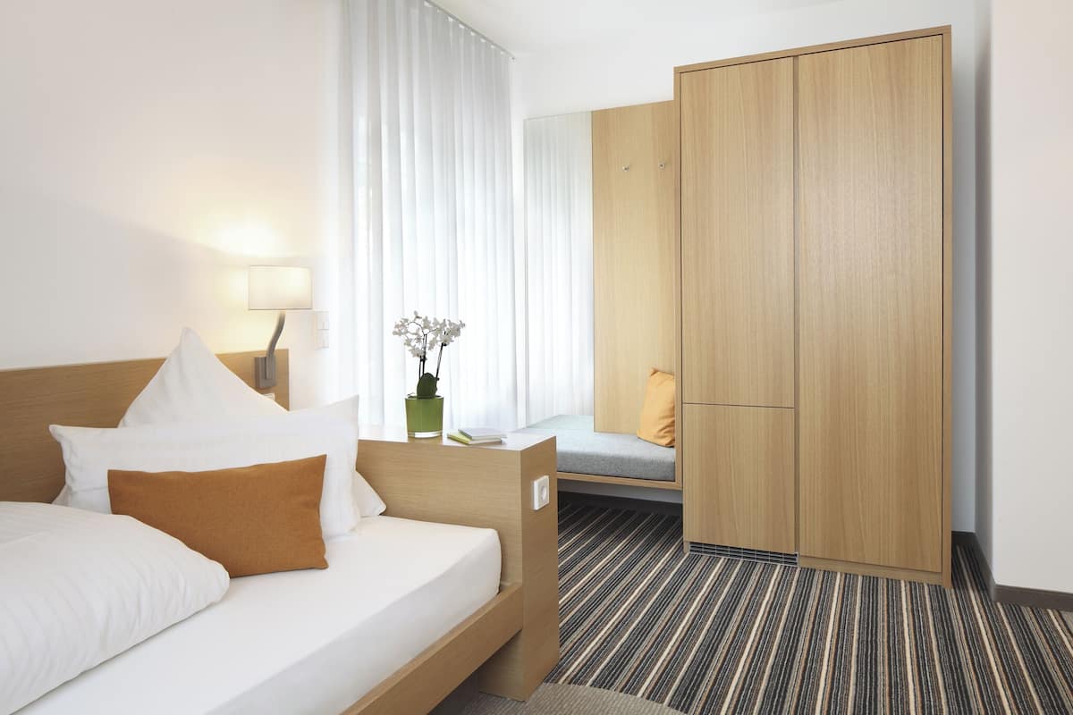 Quarto solteiro conforto | Roupas de cama premium, edredons de pluma, frigobar, cofres nos quartos