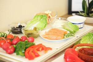 Pequeno-almoço tipo buffet diário mediante uma taxa